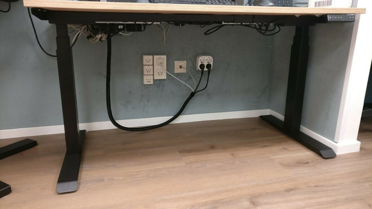 Hoe schoon is het onder de bureaus? | Schoonmaakjournaal